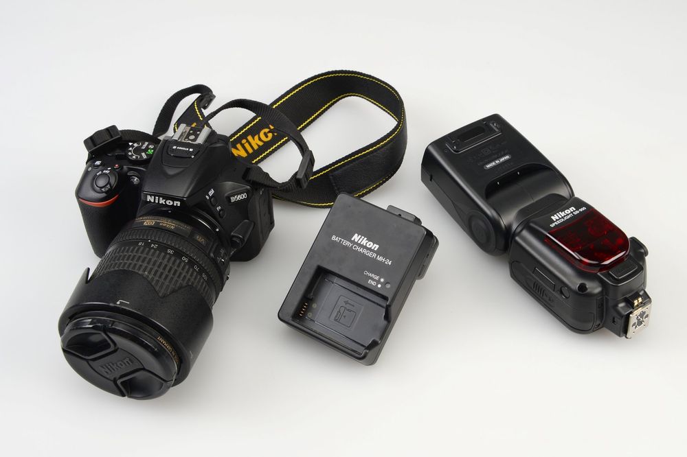 Digitalkameraset Nikon D5600 mit Objektiv und Blitz (Gebraucht) in ...