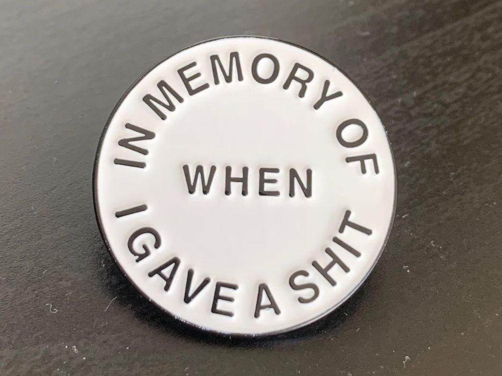 Lustiger Pin „ In memory of when I gave a shit ” (Neu und ...