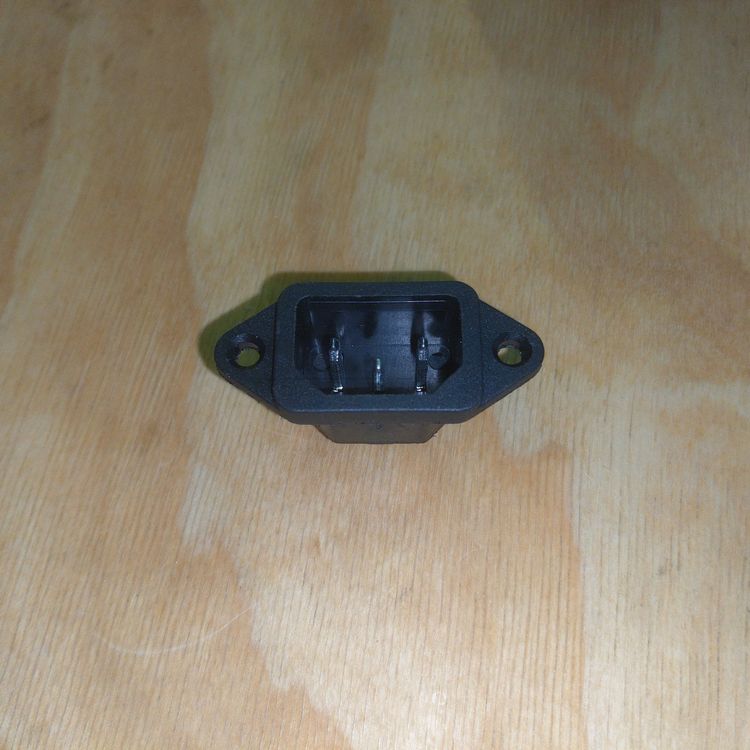 Einbau Buchse Steckdose C14 250V 10A (Neu und originalverpackt) in Neunkirch für CHF 2.5 – mit ...