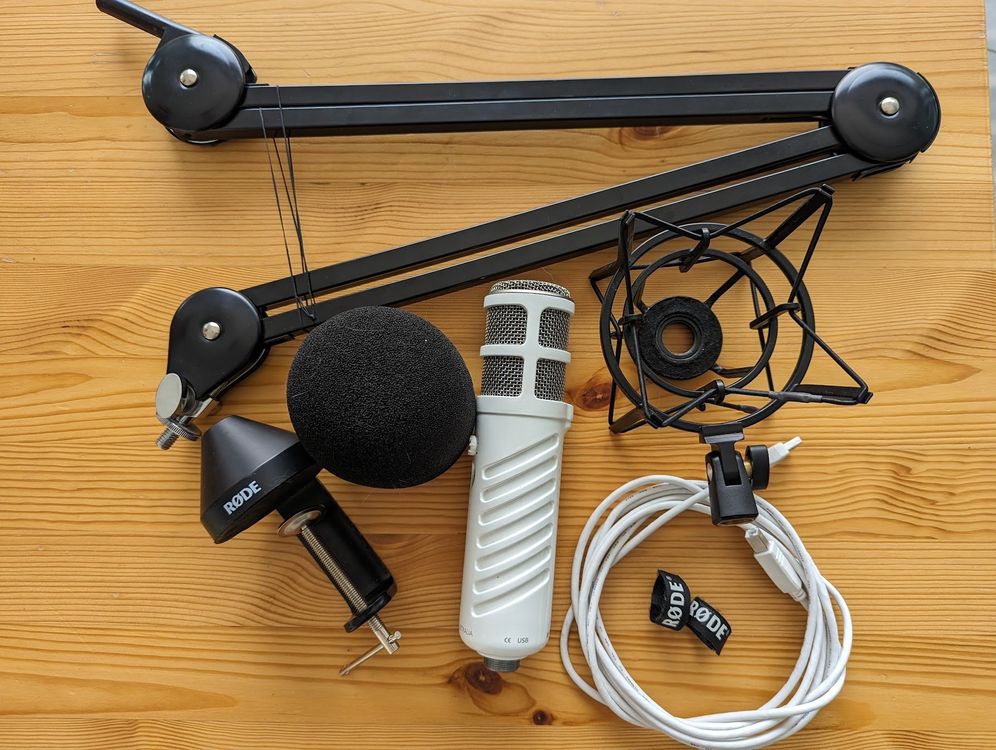 Rode Podcaster microphone with studio arm (Gebraucht) in Massagno für ...