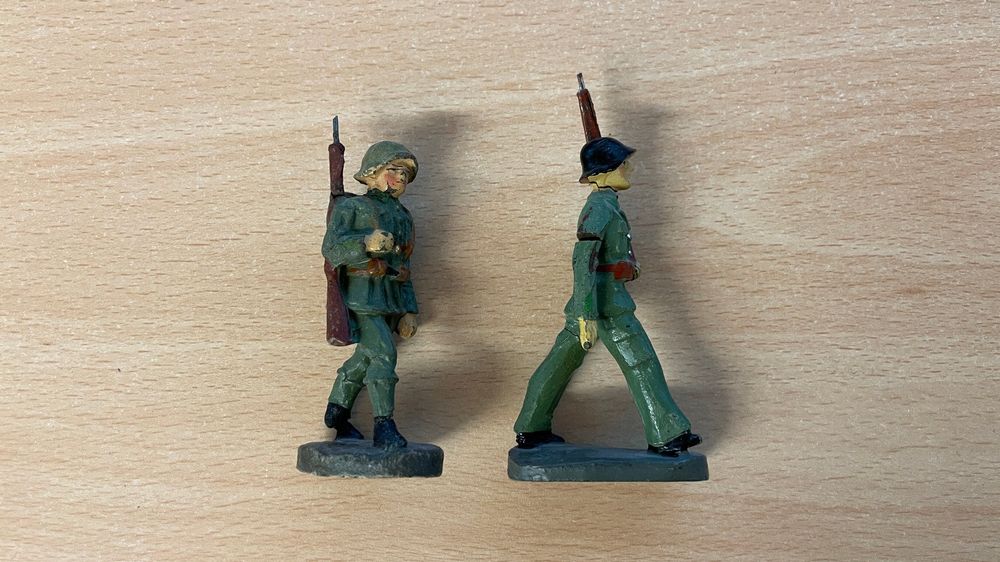Schweiz Armee - 2 Soldaten marschieren - Elastolin Figur (Gebraucht) in Glattfelden für CHF 18. ...