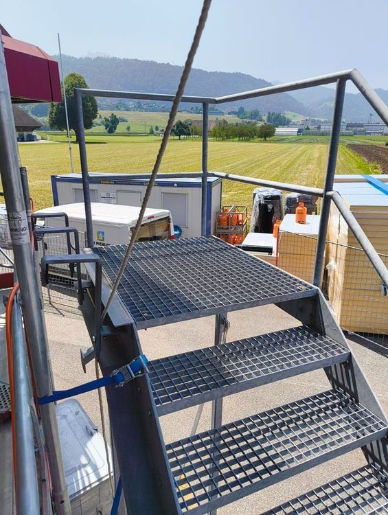 Treppe mit Geländer und Podest (Gebraucht) in Reichenbach i. K. für CHF ...