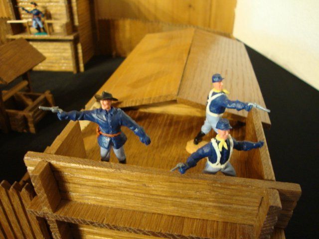Holz Wildwest Fort EDUARD HENRY mit TIMPO TOYS Soldaten (Gebraucht) in ...