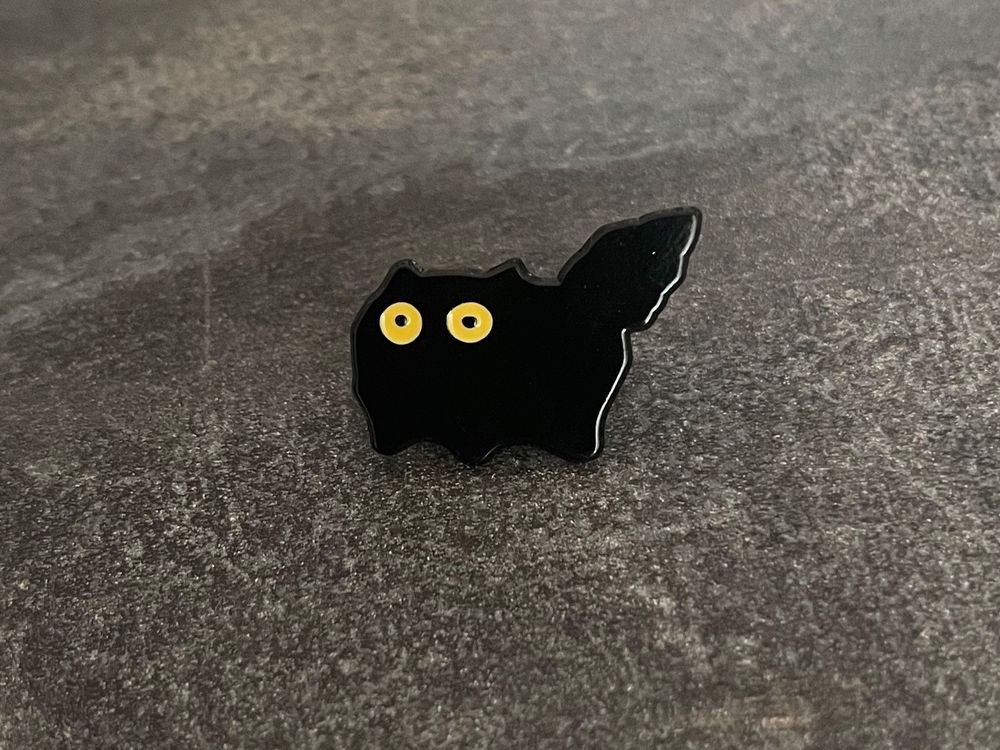 Fluffy black cat Pin | Kaufen auf Ricardo
