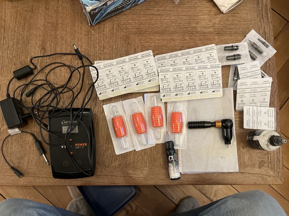 Cheyenne Tattoo Maschine, Netzteil, Nadeln, neue Tint, Stenc (Gebraucht ...