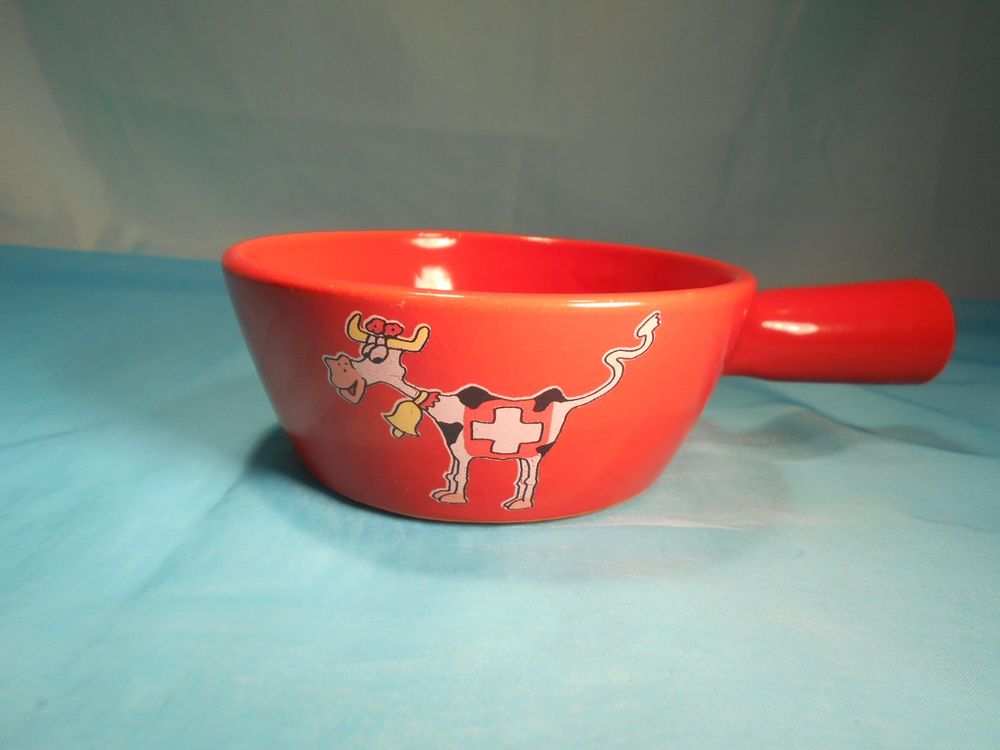 Kleines, rotes Caquelon mit Kuh und Schweizer Kreuz | Kaufen auf Ricardo