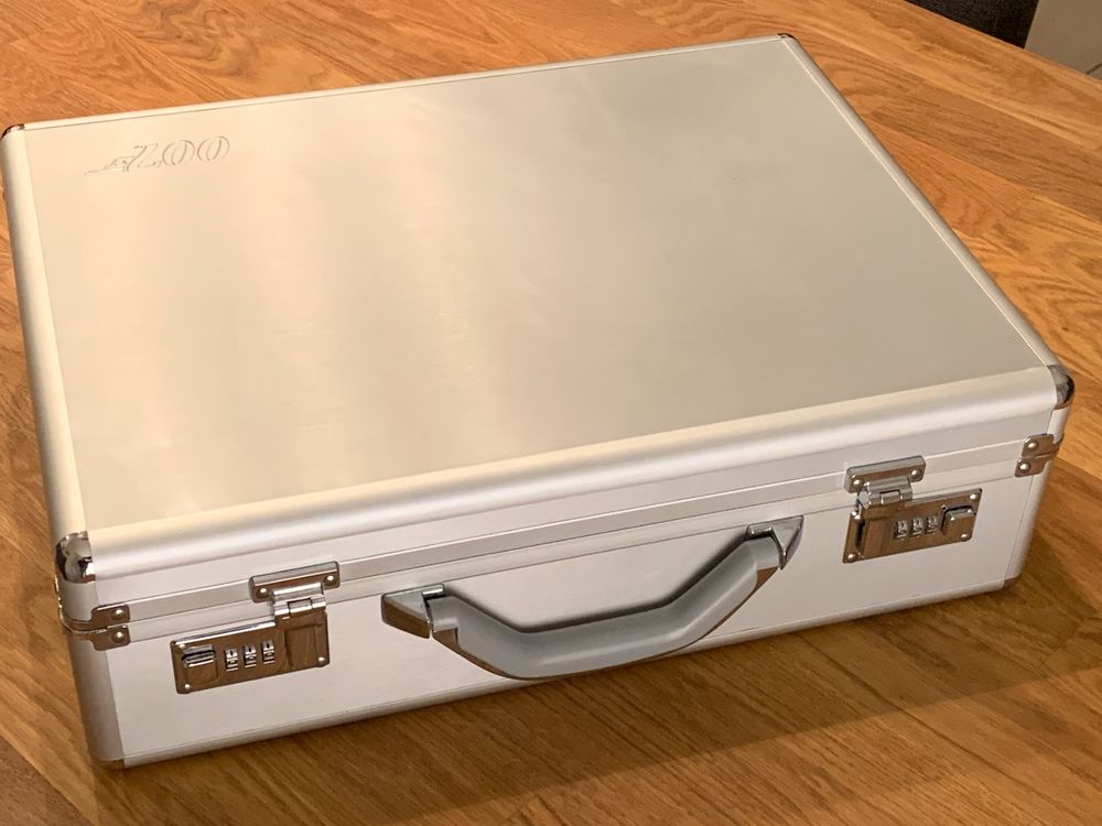 James Bond Alu-Koffer mit 20 Bond DVD Filmen und Zubehör | Kaufen auf ...