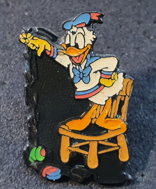 V812 - Pin Walt Disney - Donald Duck Auf Stuhl mit Spielzeug (Gebraucht) in Reinach BL für CHF 2 ...
