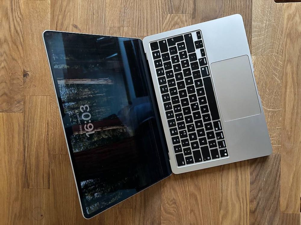 MacBook Air M4 2025 256GB mit Display-Schaden (Defekt) in Zürich für ...