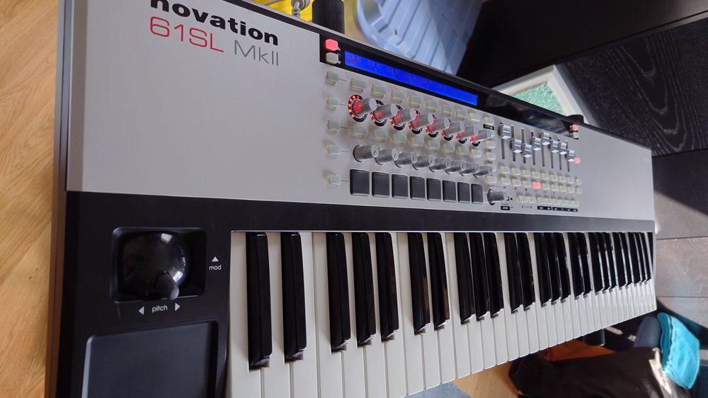 Novation SL61 Mk II Midi Keyboard + gratis Keyboard Ständer (Gebraucht ...