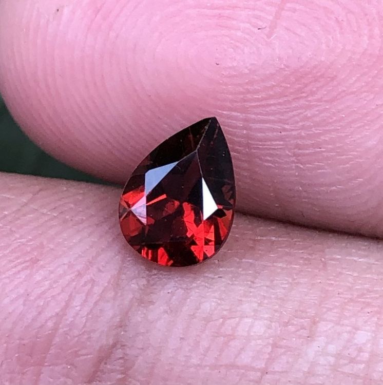 Roter SPESSARTIT Edelstein 0.90ct (Neu (gemäss Beschreibung)) in Nuglar ...