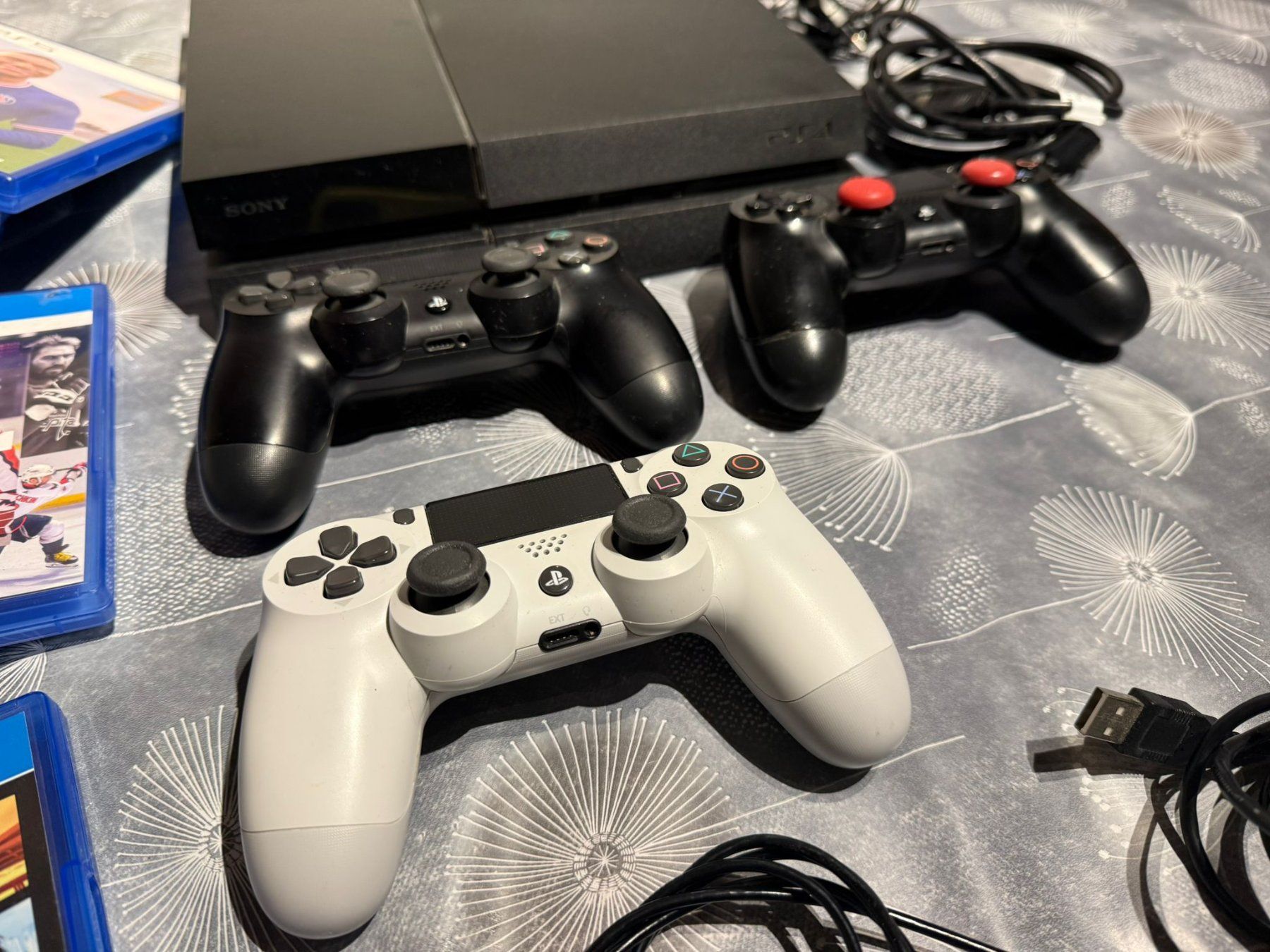 PlayStation 4 (500 GB) + 3 Controller + 11 Spiele (Gebraucht) in Domat ...