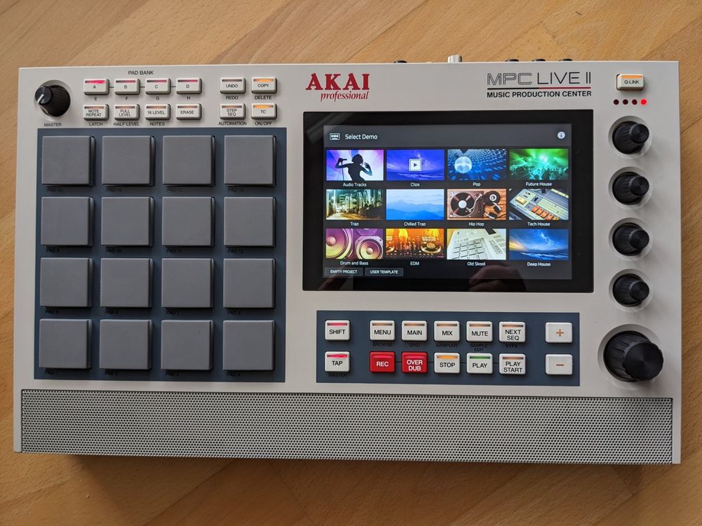 AKAI Professional MPC Live II (Retro Design) | Kaufen auf Ricardo