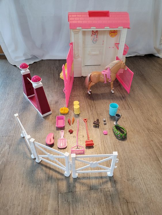 Barbie Pferde Stall, Turnier Set (Gebraucht) in Niederbuchsiten für CHF ...