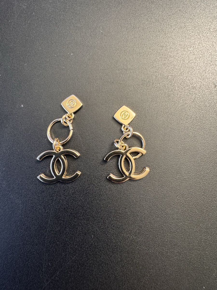 Chanel 2 pendentifs CC acier doré (Neuf (Voir description)) à Genève ...