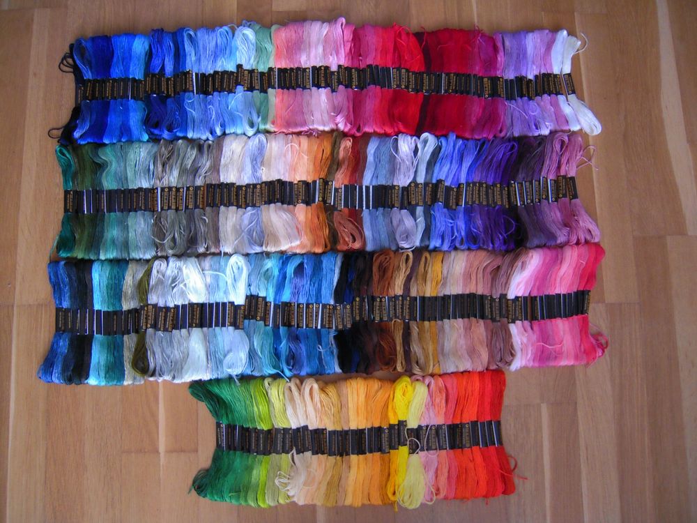 250 Stickfäden / Stickgarn (250 verschiedene Farben!) Neu! (Neu und ...