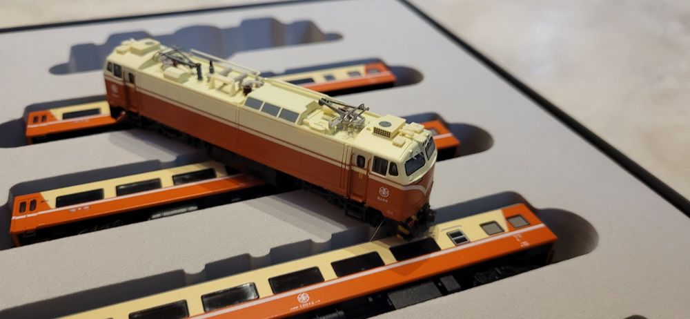 Spur N Taiwan Railway Touch Rail E-Lok E200 4 Wagen Set Ovp (Neu ...