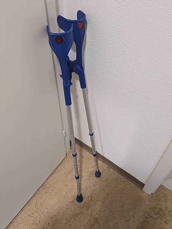 Krücken / Gehilfe Lindbergklinik (Gebraucht) in Winterthur für CHF 5 ...