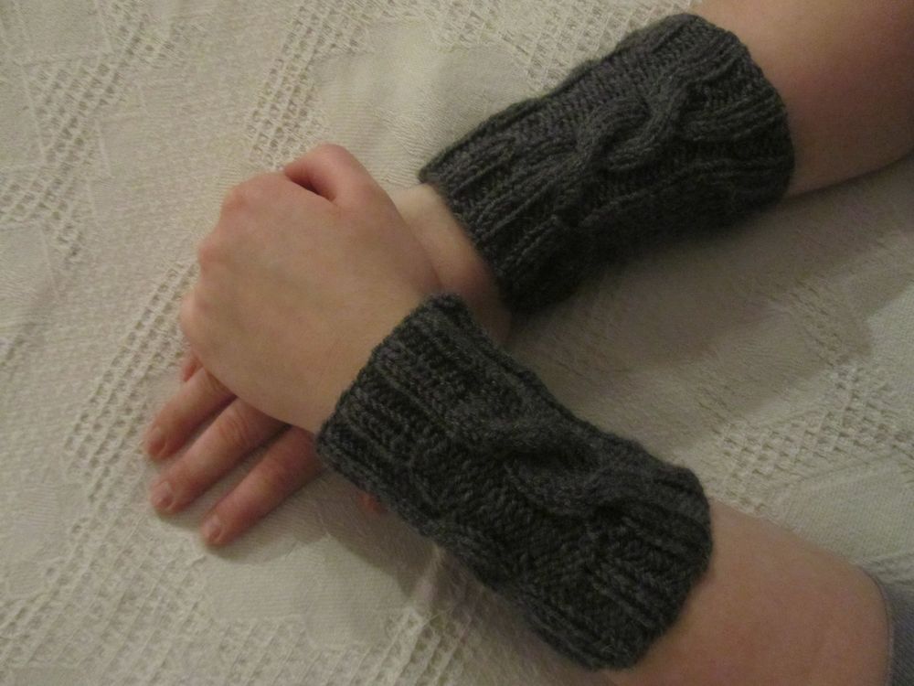 Graue Pulswärmer mit Zopfmuster (Neu und originalverpackt) in Eschen für CHF 9.5 – mit Lieferung ...