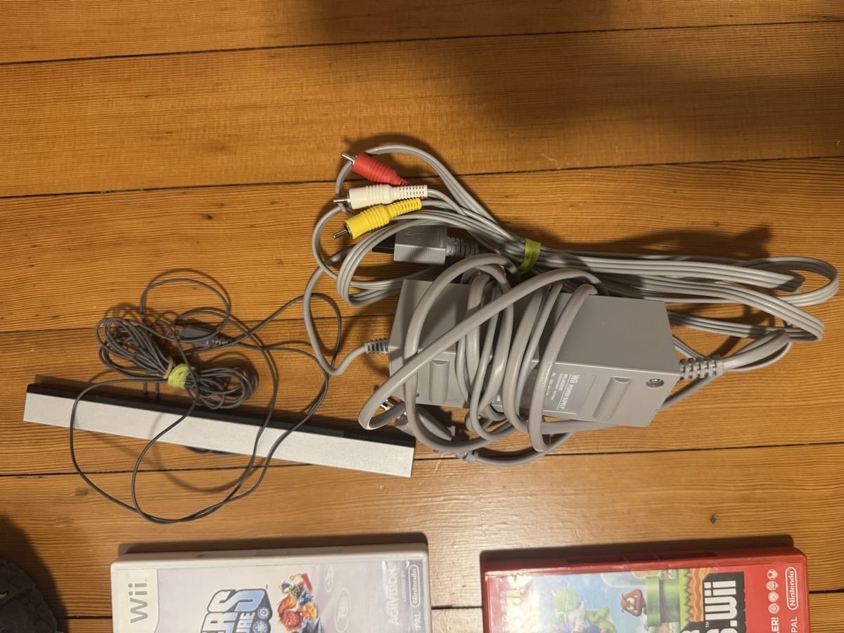 Nintendo Wii Red Edition mit 2 Controllern und 8 Spiele (Gebraucht) in ...