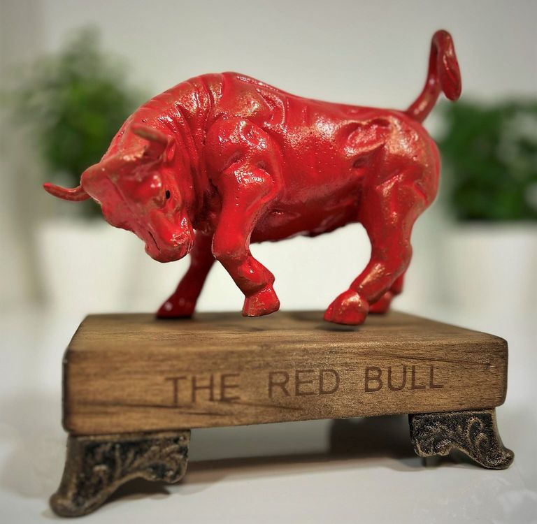 IMPOSANTER RED BULL STIER EISEN AUF SOCK | Kaufen auf Ricardo