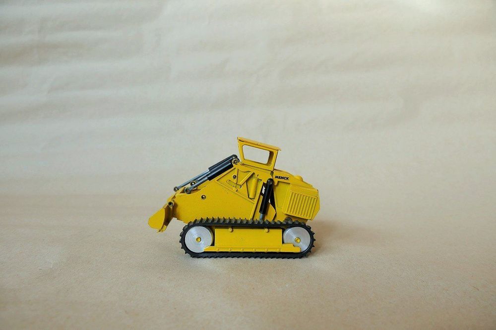 NZG_Menck-SR85_1/50 und MF 300 Raupe (Defekt) in Wilderswil für CHF 84 ...