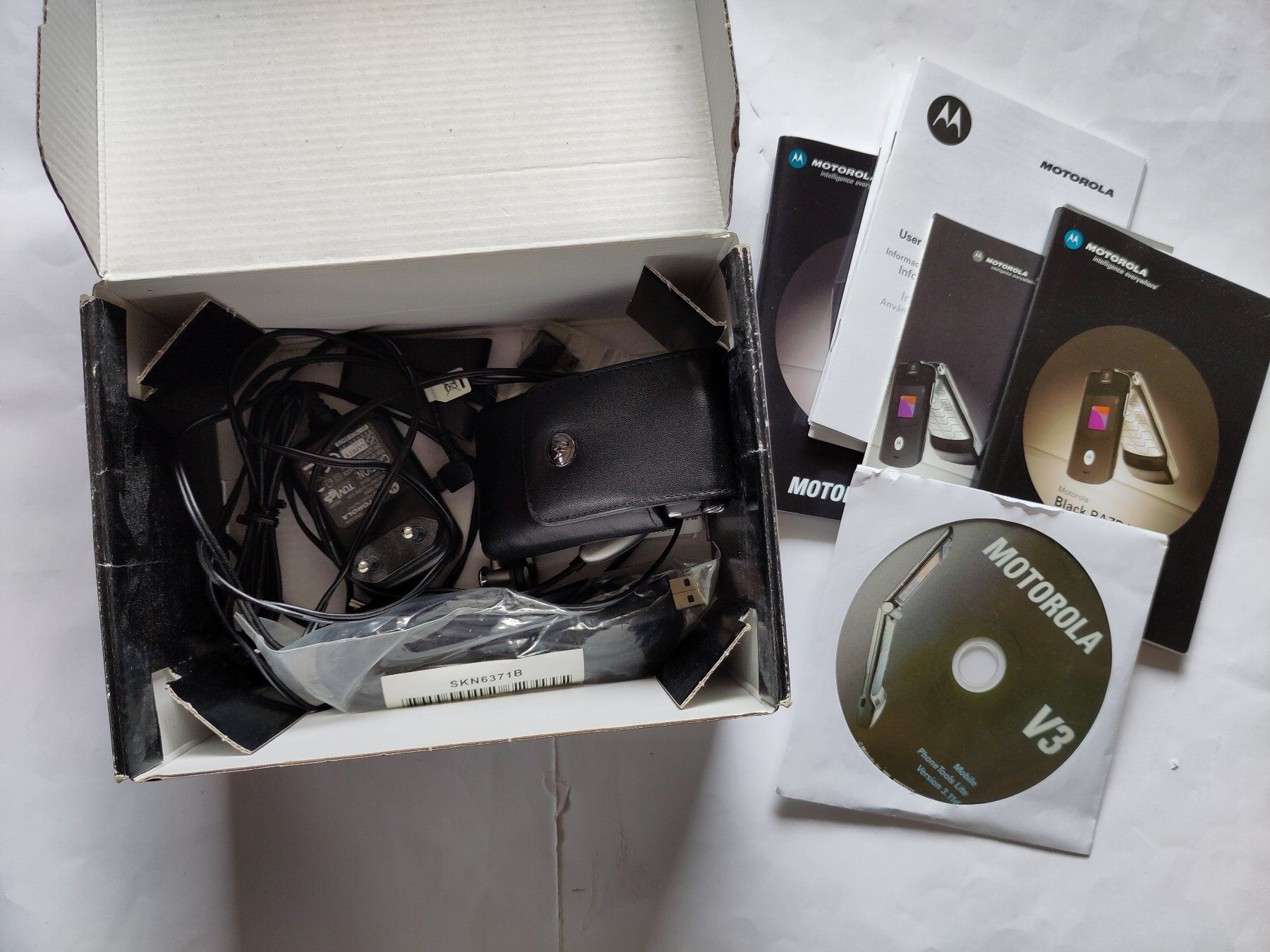 Motorola RAZR V3 Black - Handy mit Zubehör von 2005 (Defekt) in ...