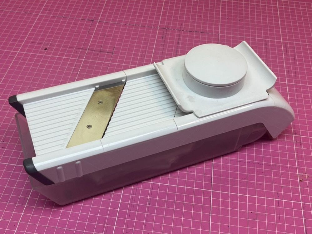 Raffel / Reibe (Neu (gemäss Beschreibung)) in Aesch BL für CHF 5 – mit ...