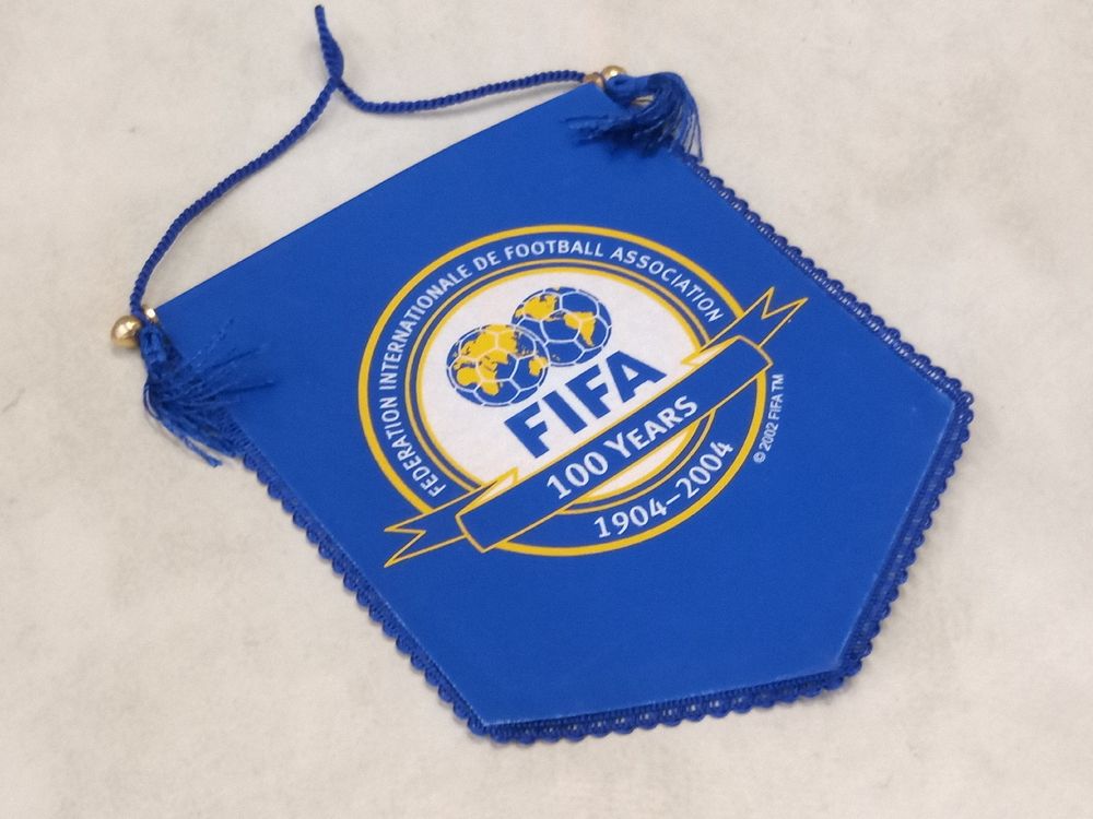 FIFA Wimpel 100 Jahre Jubiläum 1904-2004 (Neu (gemäss Beschreibung)) in ...