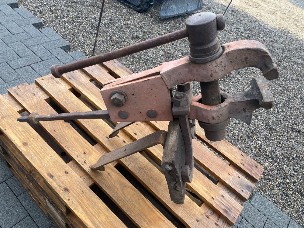 Antiker, sehr massiver Schraubstock (Gebraucht) in Worben für CHF 1 – nur Abholung auf Ricardo ...