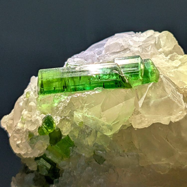 SEGMENTED ELBAITE, GREEN TOURMALINE on QUARTZ (Neu (gemäss Beschreibung)) in Balerna für CHF 75 ...