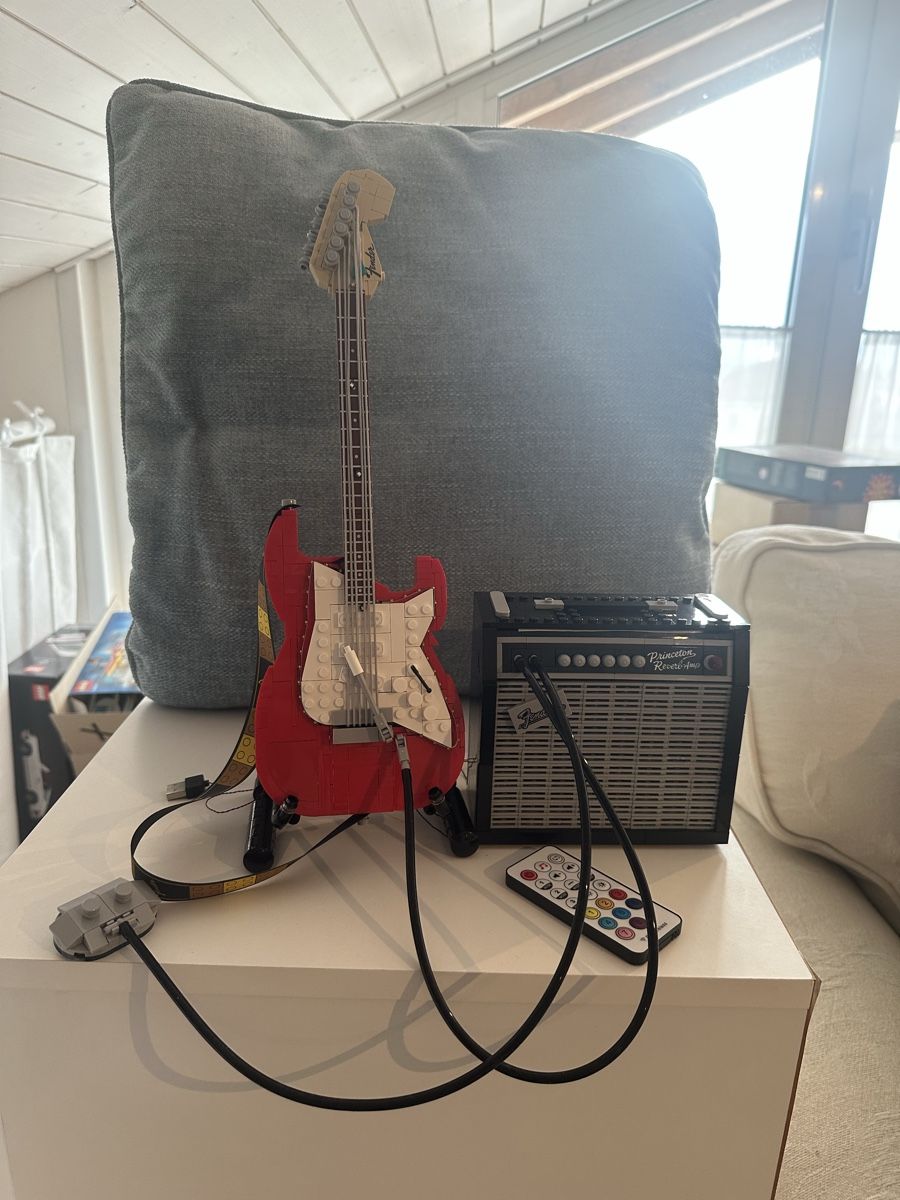 LEGO FENDER STRATOCASTER MONTATA CON LUCI E SUONI (Nuovo (secondo la ...