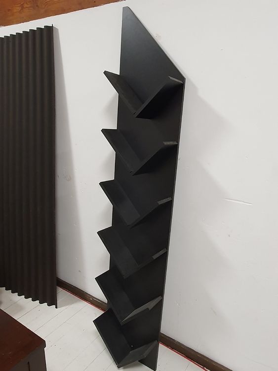 Regal Fur Schrage Wand