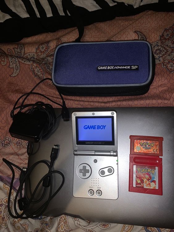 GameBoy Advance SP + Pokemon Feuerrot & Pokemon Rote Edition | Kaufen auf Ricardo
