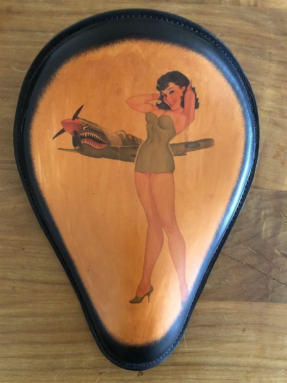 RICH PHILIPPS USA Motorrad Ledersattel PINUP + Airplane NEU (Neu (gemäss Beschreibung)) in ...