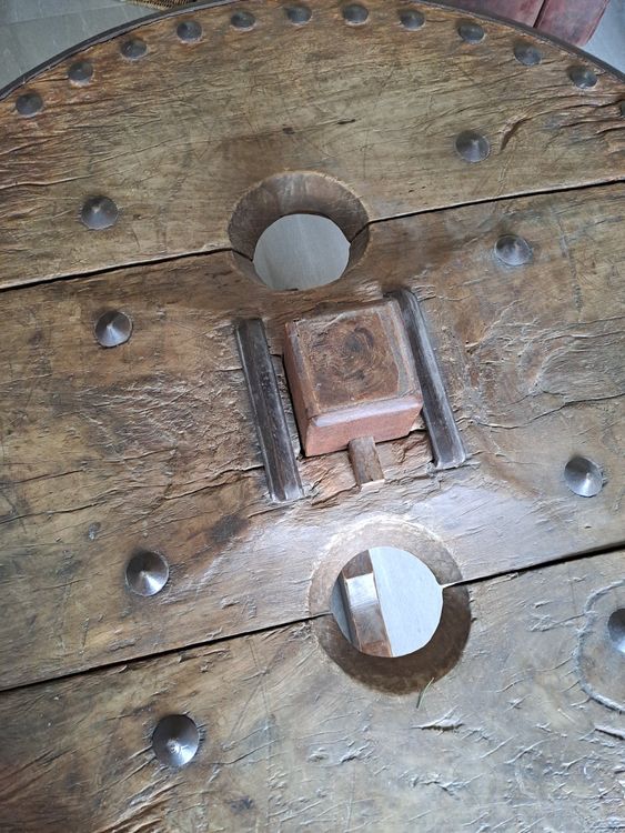 Table roue de char en chêne massif antique (Gebraucht) in Eison (St ...