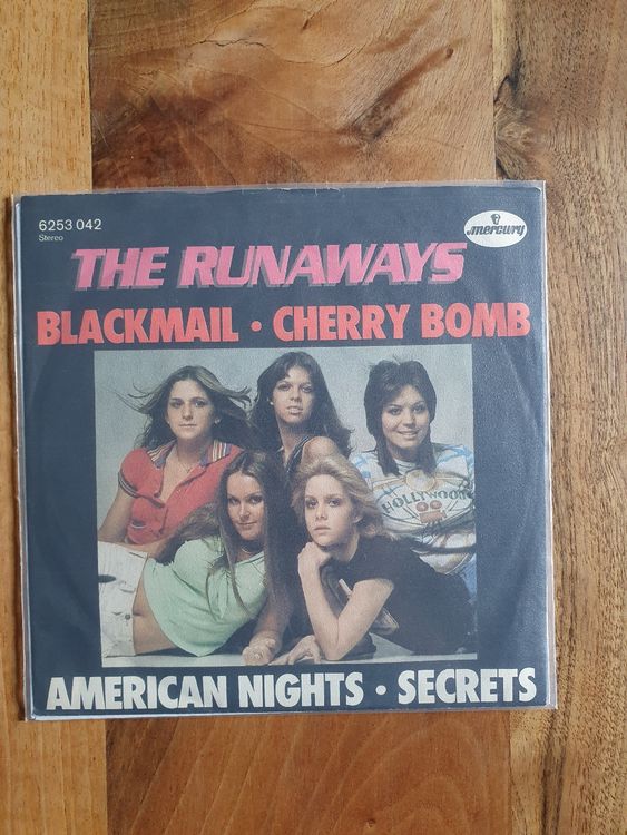 The Runaways - Cherry Bomb - Vinyl Single 7" (Gebraucht) in Sirnach für ...