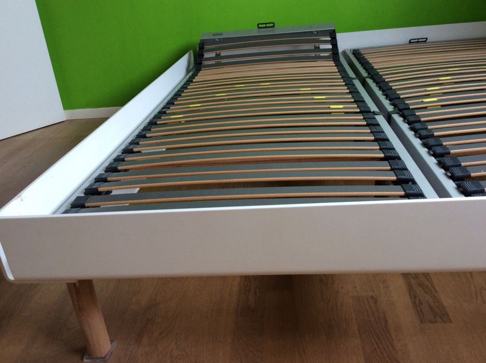 Bett 160x200 mit weissen Holzrahmen, 2 Bico Lattenroste (Gebraucht) in ...