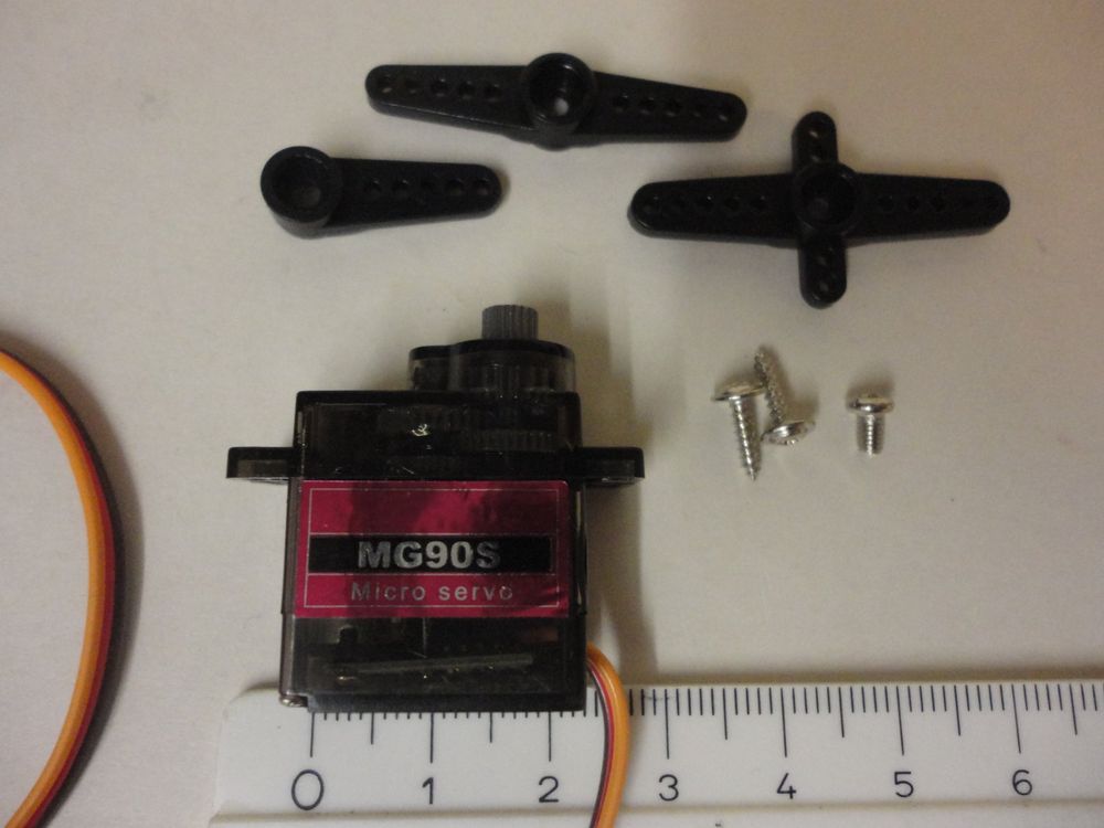 Micro Servo mit Metallgetriebe mit Zubehör (Neu und originalverpackt ...