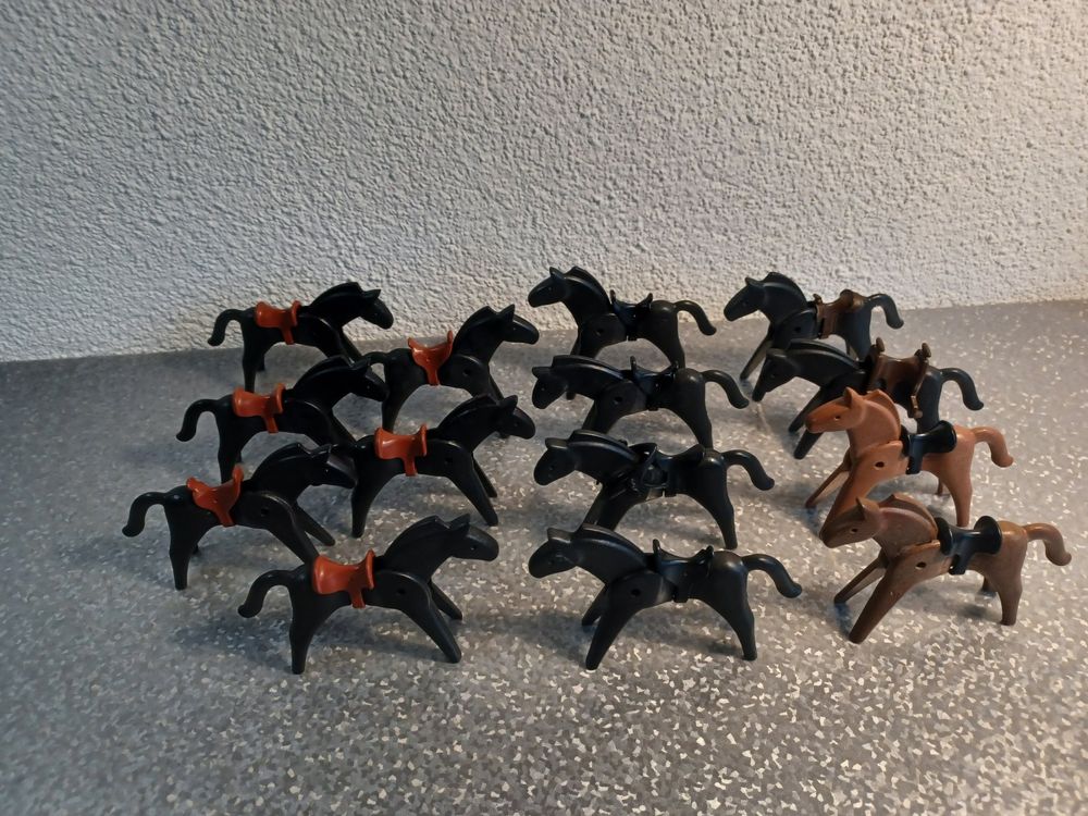 14 Playmobil Geobra 1974 Pferde mit Sattel (Gebraucht) in Hagendorn für CHF 28 – mit Lieferung ...