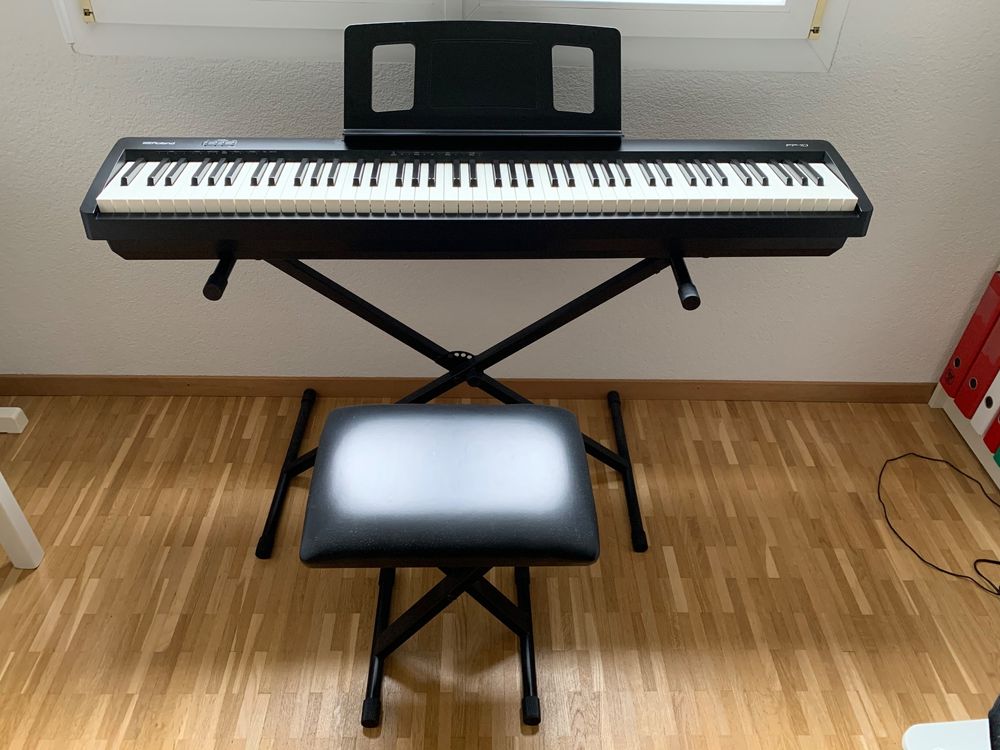 Roland FP-10 Keyboard mit Sitz und Kopfhörer (Gebraucht) in Fribourg ...
