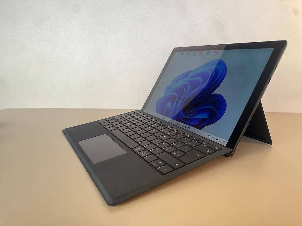 Microsoft Surface Pro 7+ mit 8GB RAM, 256GB SSD Win11 Office (Gebraucht ...