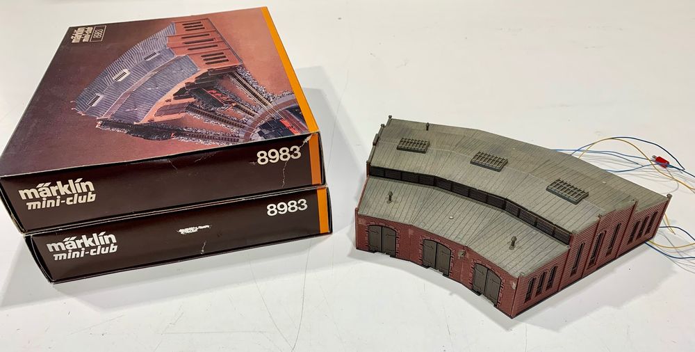 Märklin 8983 Bausatz Ringlokschuppen mit elektrischen Toren (Neu ...