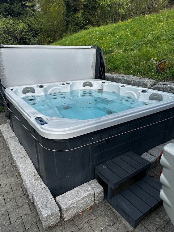 Whirlpool DeluxeSpas Saturn mit 74 Düsen (Gebraucht) in Hinwil für CHF ...
