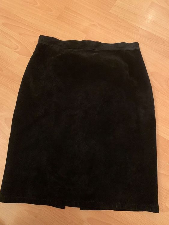 Jolie jupe noire effet daim t. 36 ou S (Gebraucht) in MEYRIN für CHF 8 – mit Lieferung auf ...