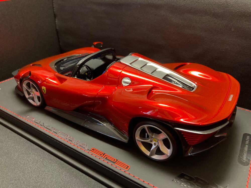 Ferrari SP3 Daytona Rosso Magma 1/18 Nr. 586/899 NEU/OVP BBR | Comprare ...