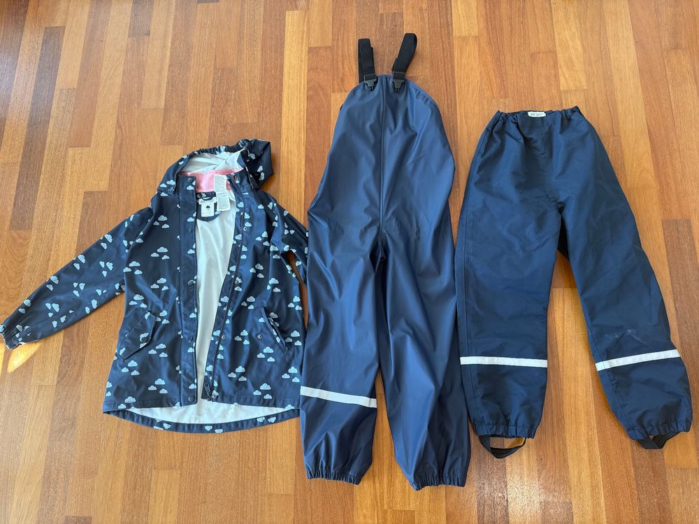 H&M Regenset Regenjacke 2x Regenhose Gr. 134/140 (Gebraucht) in Gossau ZH für CHF 33 – mit ...
