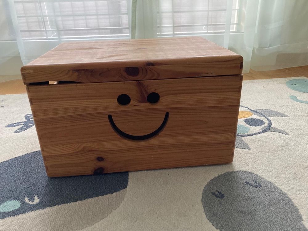 Kindertruhe mit Smiley aus Holz (Gebraucht) in Toffen für CHF 20 – nur ...