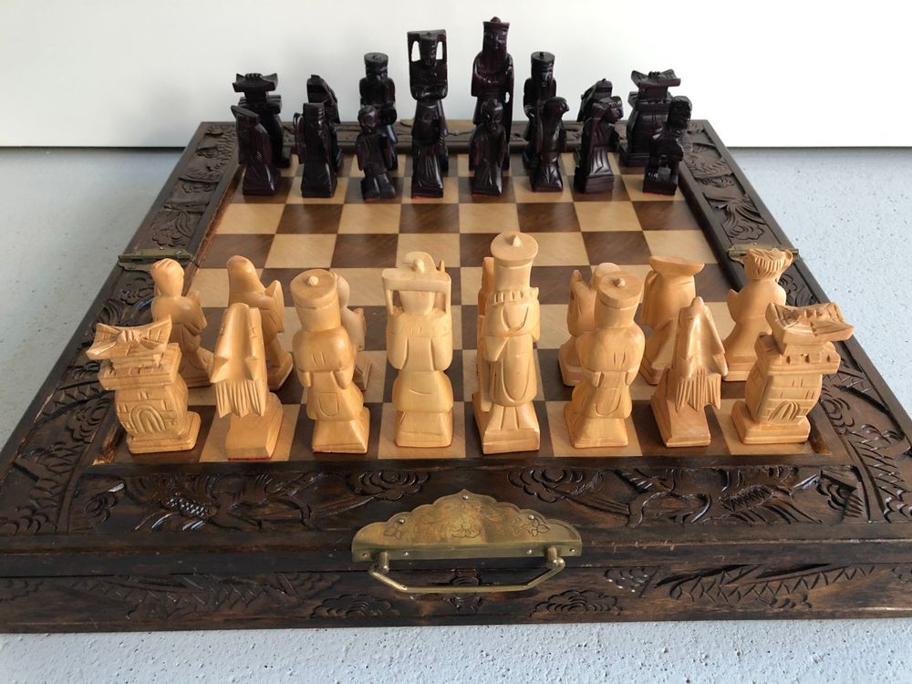 Schachspiel mit handgeschnitzten Figuren und Schatulle | Kaufen auf Ricardo