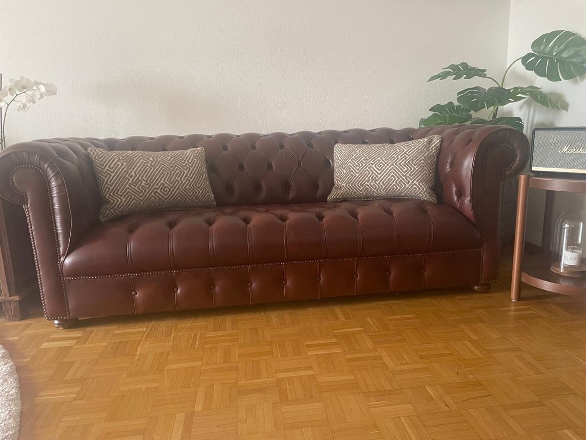 Canapé Chesterfield en cuir bordeaux - Style Anglais! (D'occasion) à ...